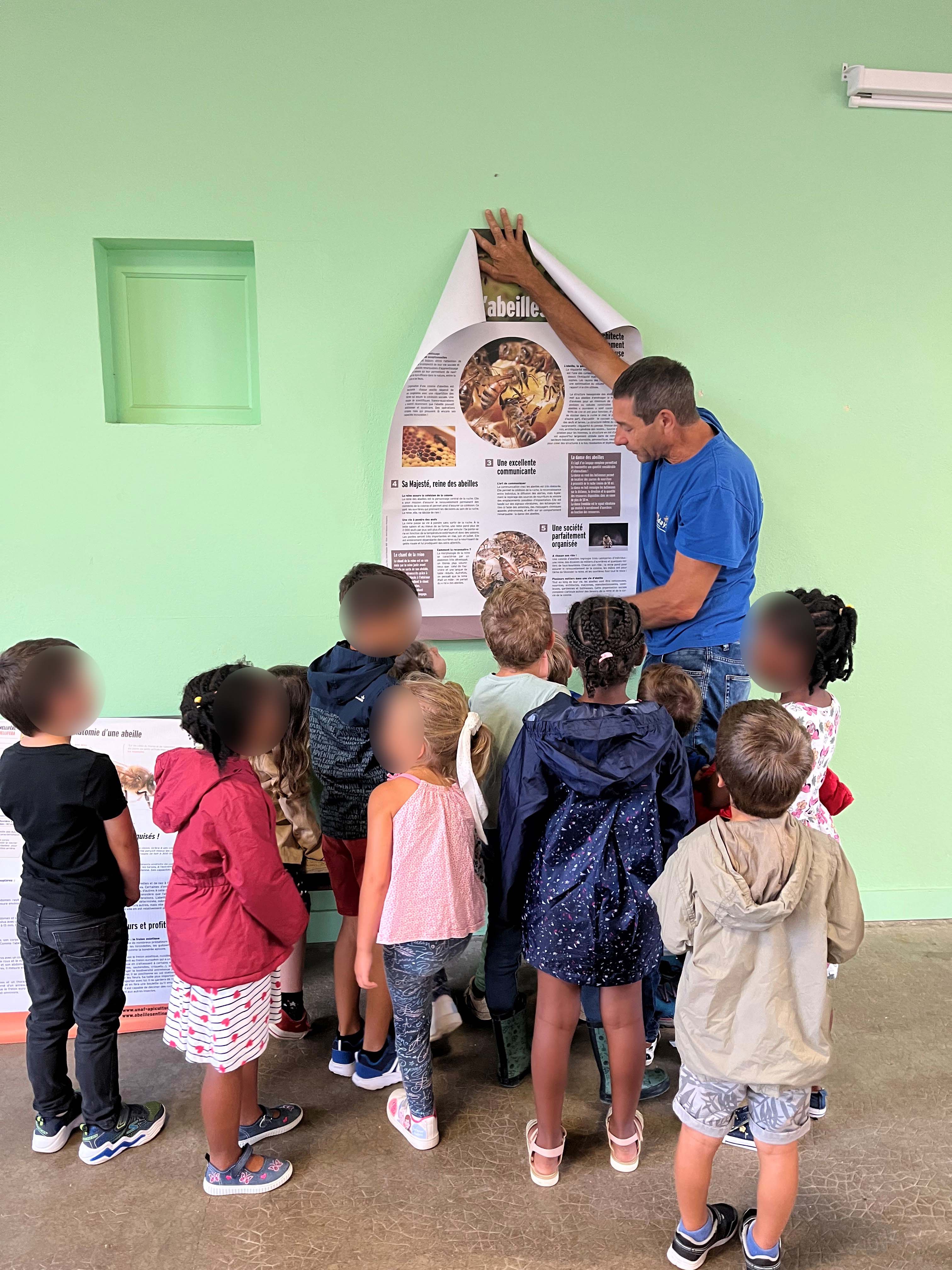 Les enfants de l'accueil de loisirs de Fraisans découvre la vie de la ruche | Jura Nord